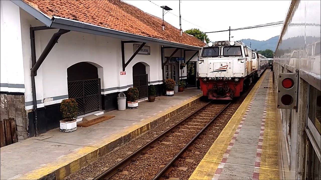 Mutiara Selatan bersilang dengan Lodaya dan Argo Wilis - YouTube