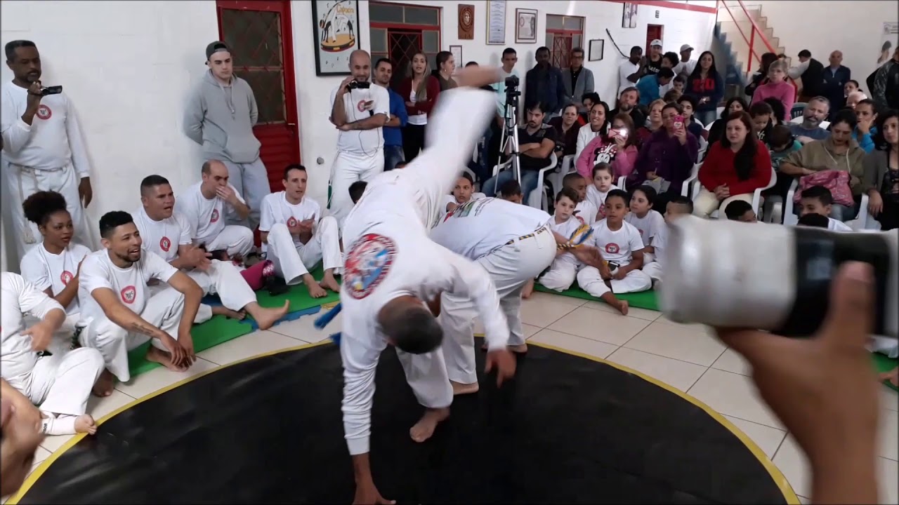 rasteira no jogo da capoeira_grupo Angolinha - YouTube