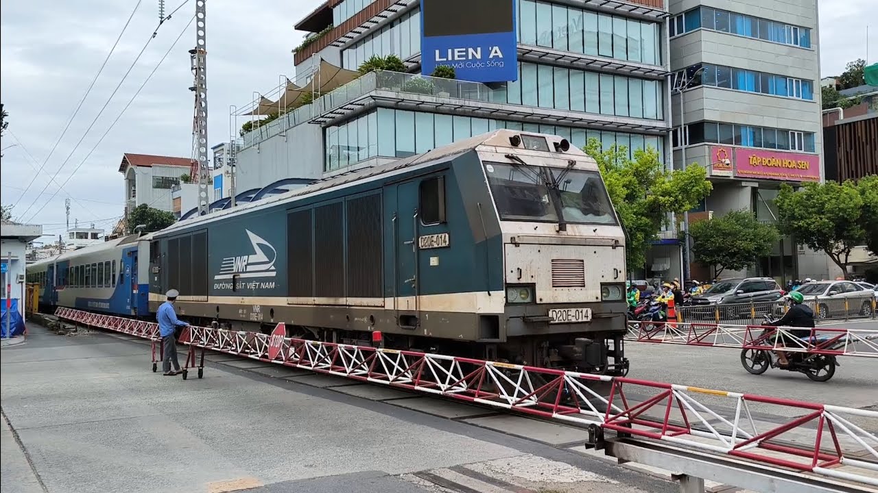 [2055] D20E-014 kéo tàu SE22 | 10:25 - 13.07.2024 - YouTube
