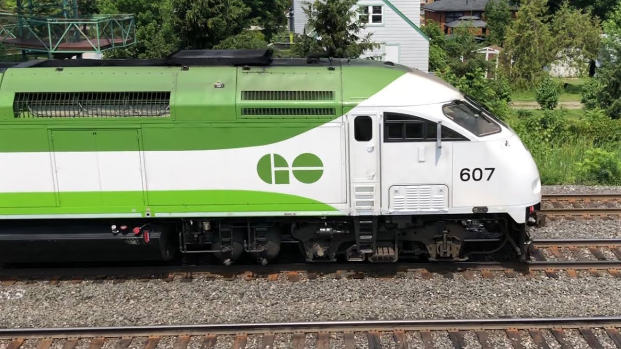 Go Train 607 westbound into Burlington go station - YouTube