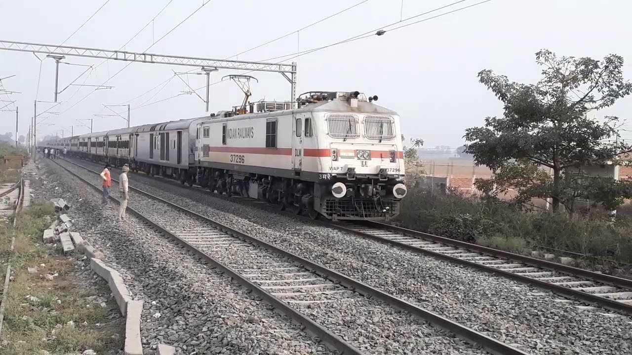 The Racing King 12553 Vaishali SF Express (WAP7) Reaching Siwan - YouTube