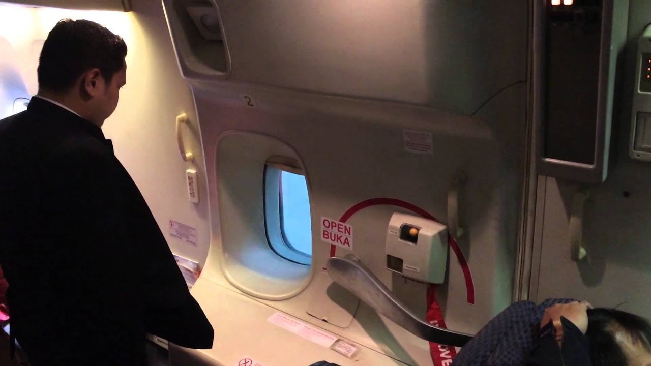 747-400 doors open - YouTube