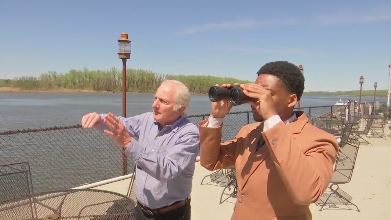 Vessel strikes, damages Hudson Athens Lighthouse - YouTube
