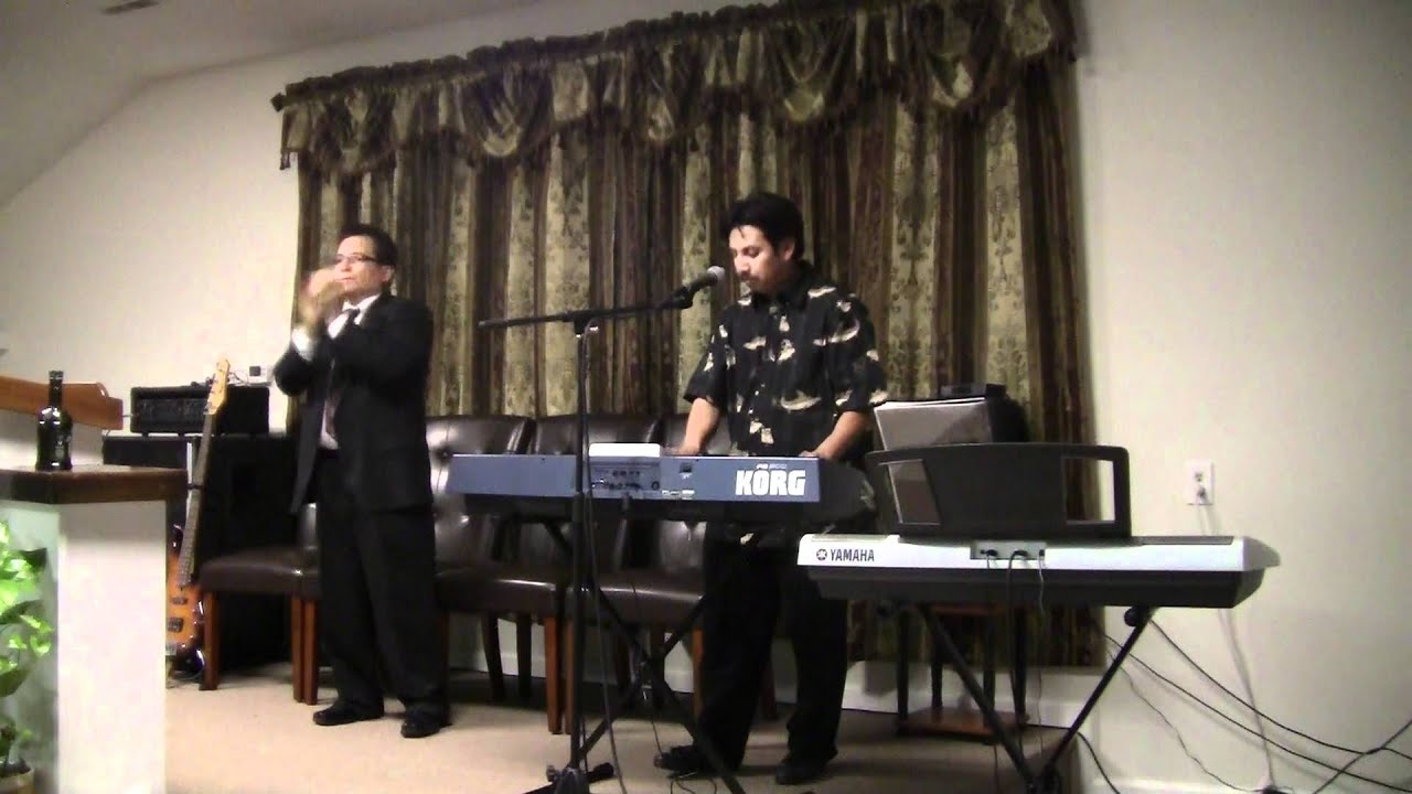 Ramon Reyes tocando en la iglesia cristo viene en goose creek - YouTube