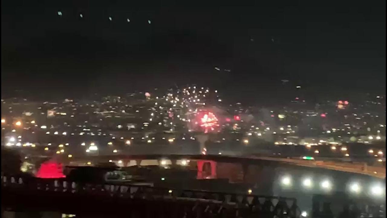 Scudetto Napoli, fuochi d'artificio e fumogeni sparati da ogni angolo ...