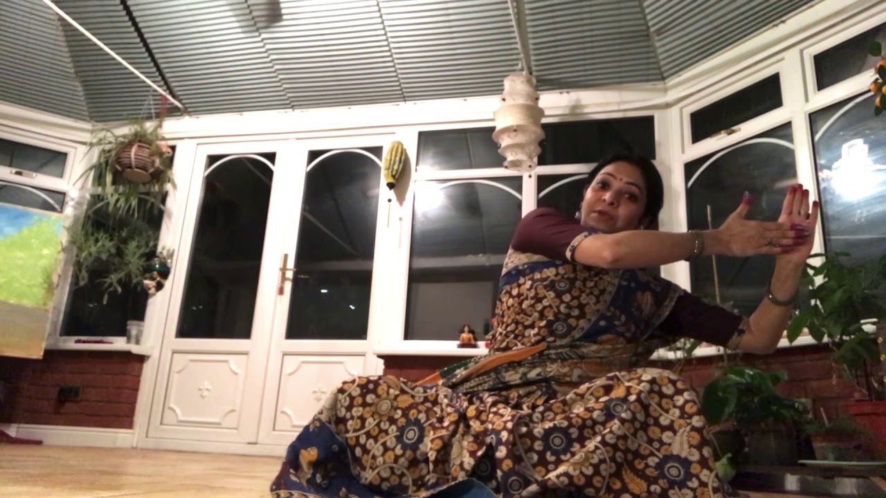 ArdhaChandra hasta viniyoga by Priya Sundar - YouTube