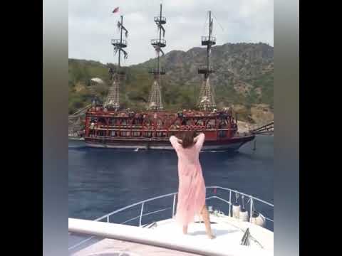 Kız korsan teknesine dans showu yapıyor Sürpriz sonlu 😂