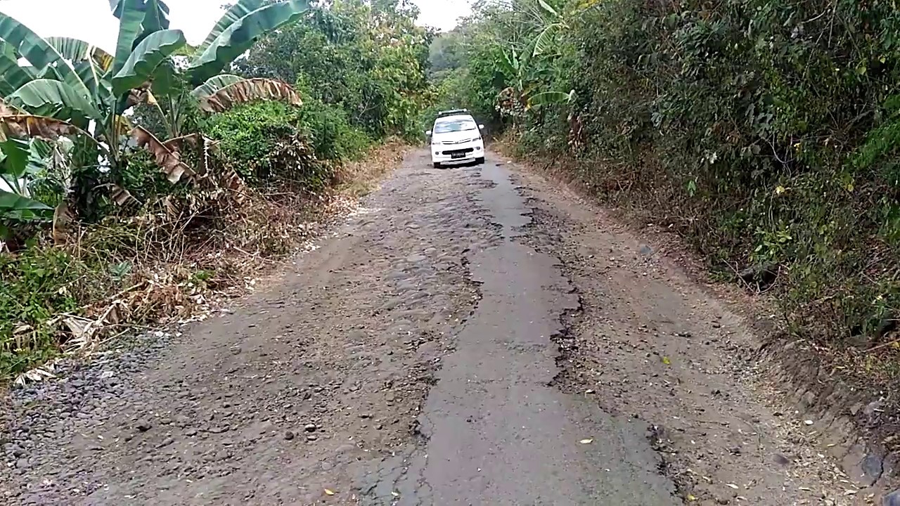Driving on the road between the village of Denge to Ruteng in Flores ...