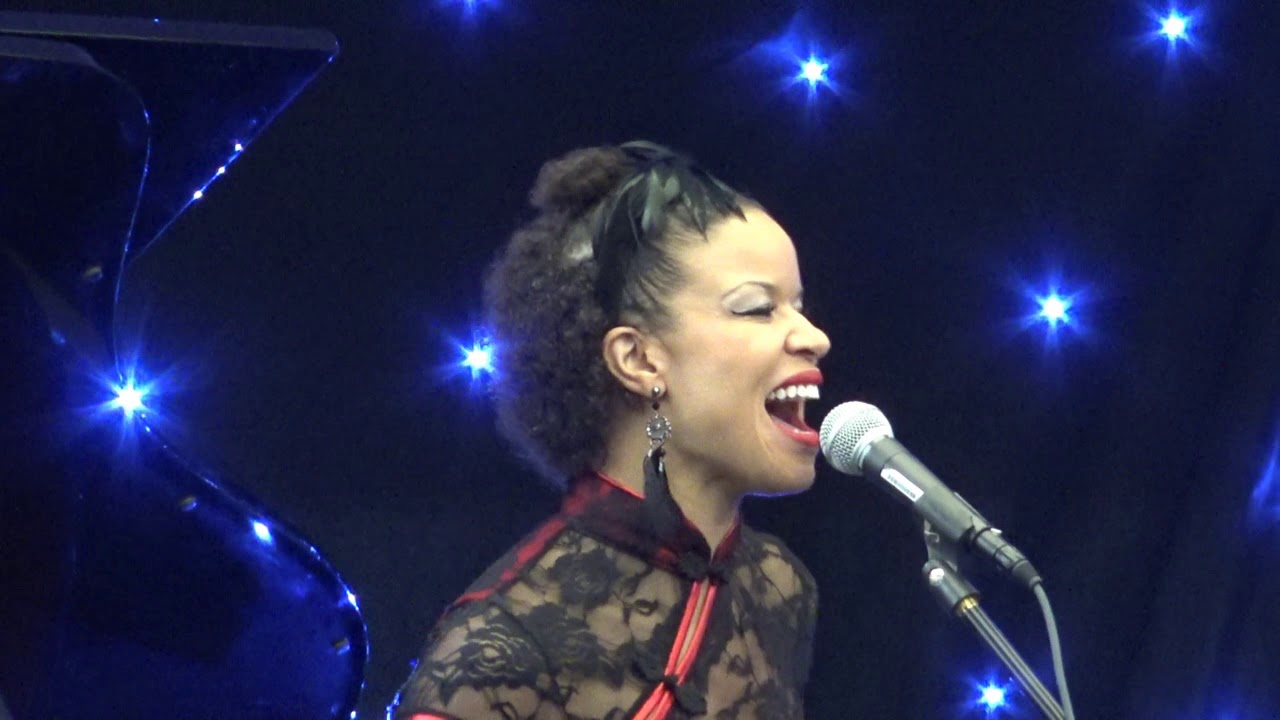 #16 Chanteuse Nicholle at Whitley Bay 2017 - YouTube