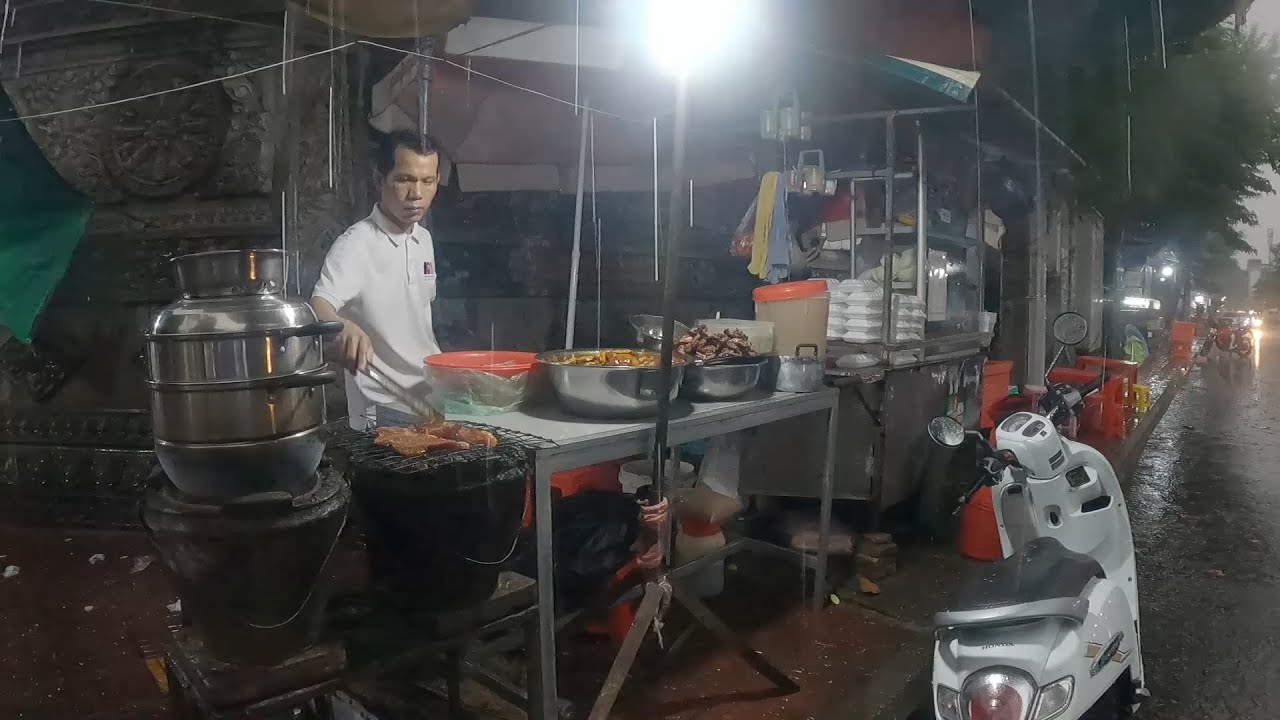 Roast beef behind Wat Koh pagoda when it rains - YouTube