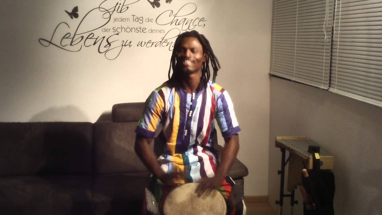 Traditionelle guineische Musik vom Percussion- und Gesangskünstlers Joe ...