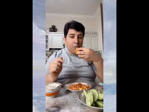 Baboş bərk acıb gecə yarı özünə pomidor yumurta bişirib bəh-bəhlə yeyir😋