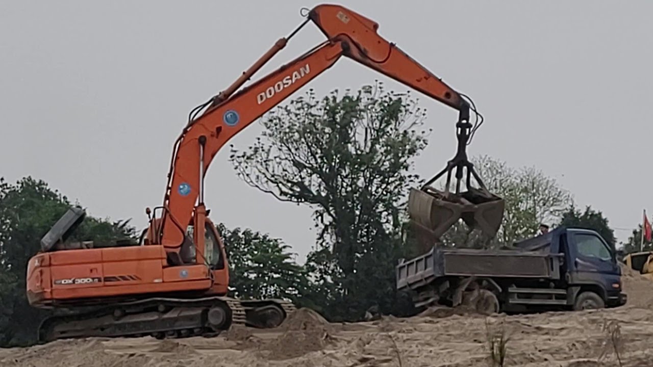 Doosan Excavator Loads Sand Into Dump Truck - YouTube