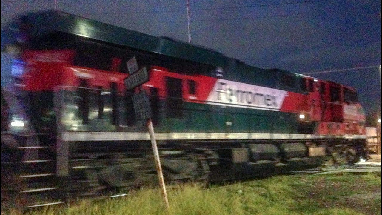 2 LOCOMOTIVES GE AT NIGHT, FERROMEX 4602 & FERROSUR 4422 LLEGANDO A PUEBLA - YouTube