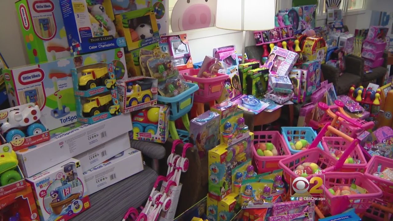 Chicago Hospital Worker Donates $10K Worth Of Toys To Sick Kids - YouTube