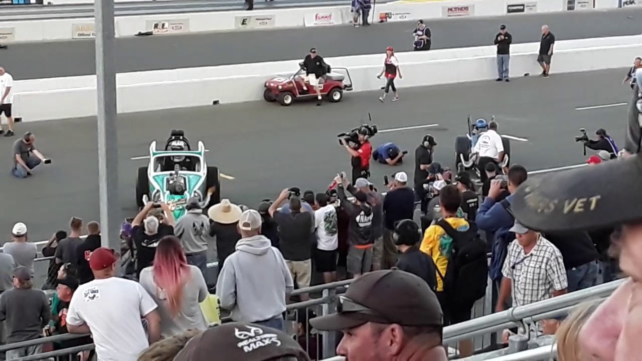 SOME "CLASSIC" DRAG RACING CARS PUTTING ON A NICE SHOW FOR US FANS ...