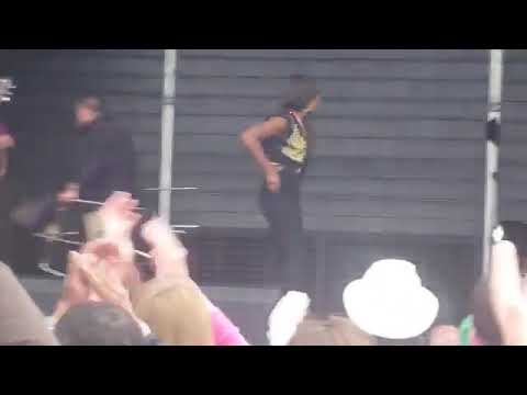 Alexandra Burke Crying On Stage - YouTube