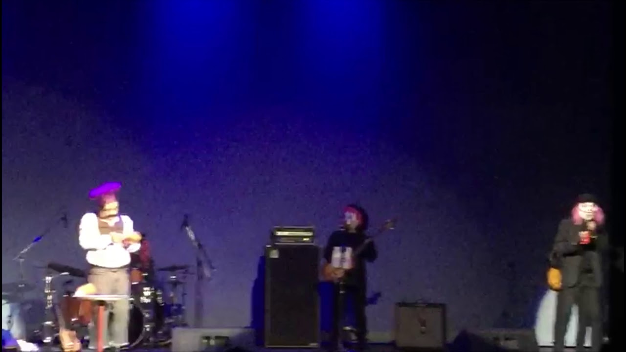 El kompayaso y toño banderin - YouTube