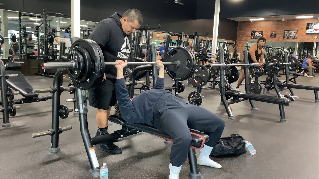 Benching with my older brother (Gym Motivation) - YouTube