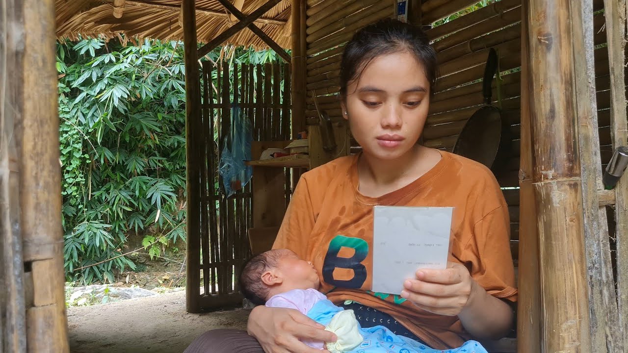 Daily life, in the deep forest of a single mother, Ly Thi Di, with her ...