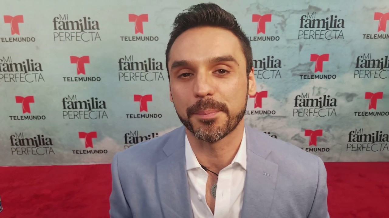 Mi Familia Perfecta red carpet | Rodrigo de la Rosa - YouTube