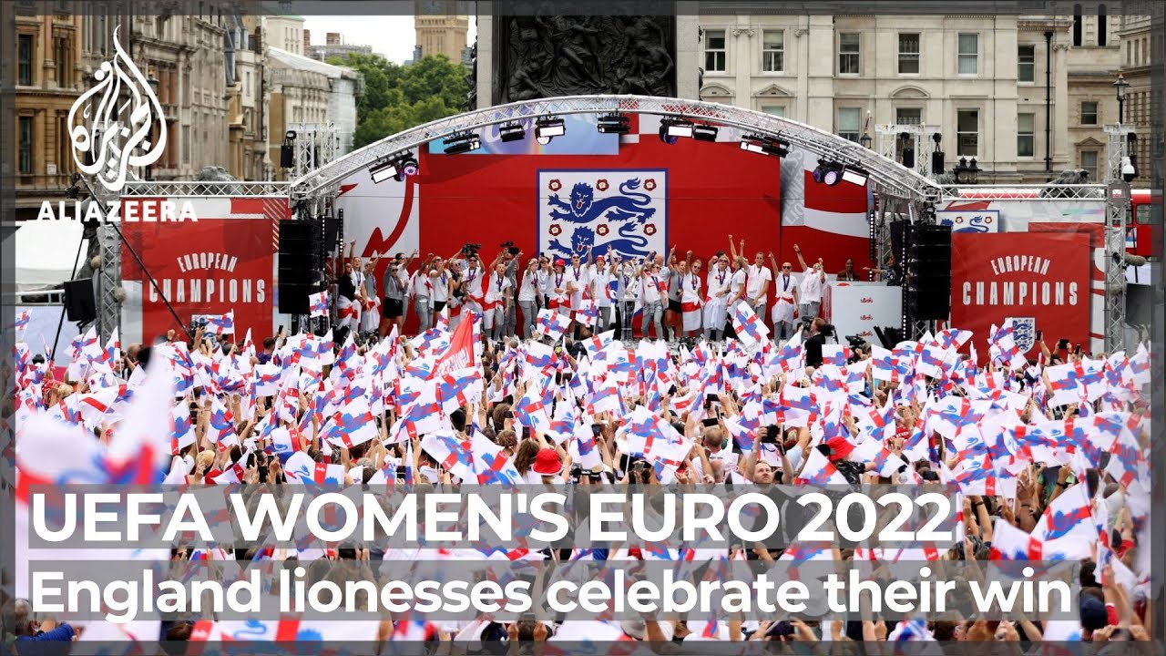 England's lionesses celebrate Euro 2020 triumph with fans - YouTube