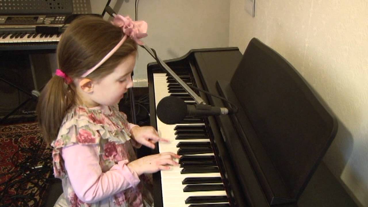 5 Year Old Girl Sings And Plays The Piano YouTube