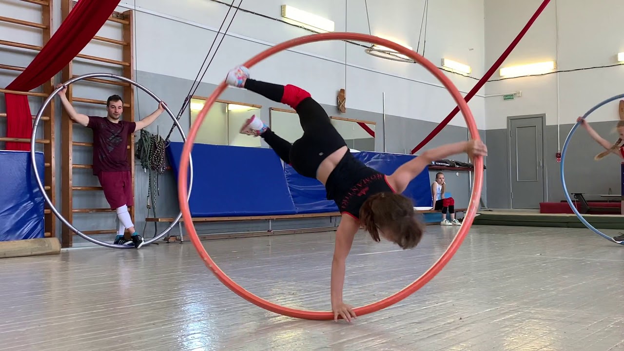 Show circus studio - cyr wheel kids training - YouTube