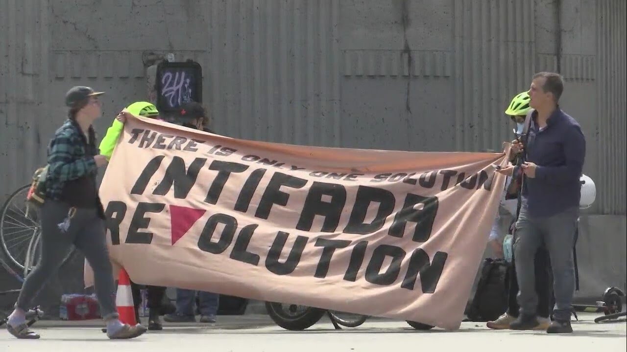 Police remove protesters from I-880 in Oakland - YouTube