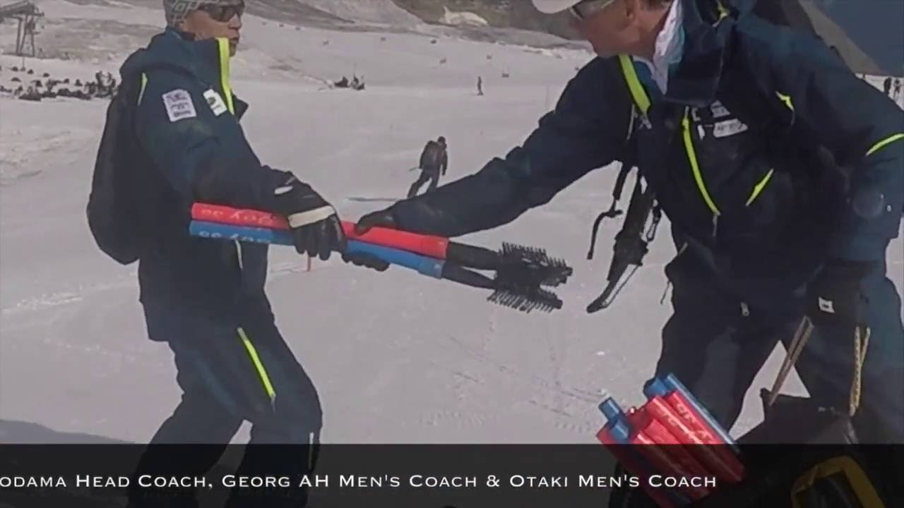 Working men on the snow - YouTube