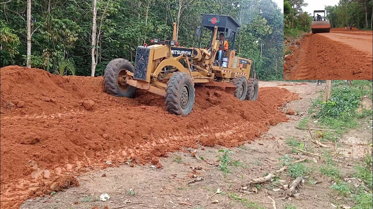 How to Spread Soil Piles Using a Motor Grader - YouTube