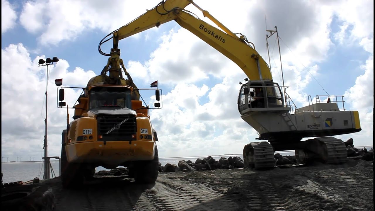 Hitachi 750 Stenen lossen - YouTube
