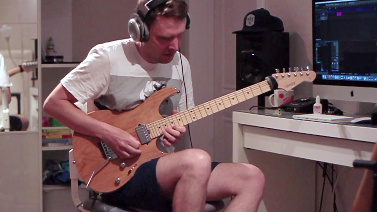 Alex Glushkov - Soloing over mellow jam track - YouTube