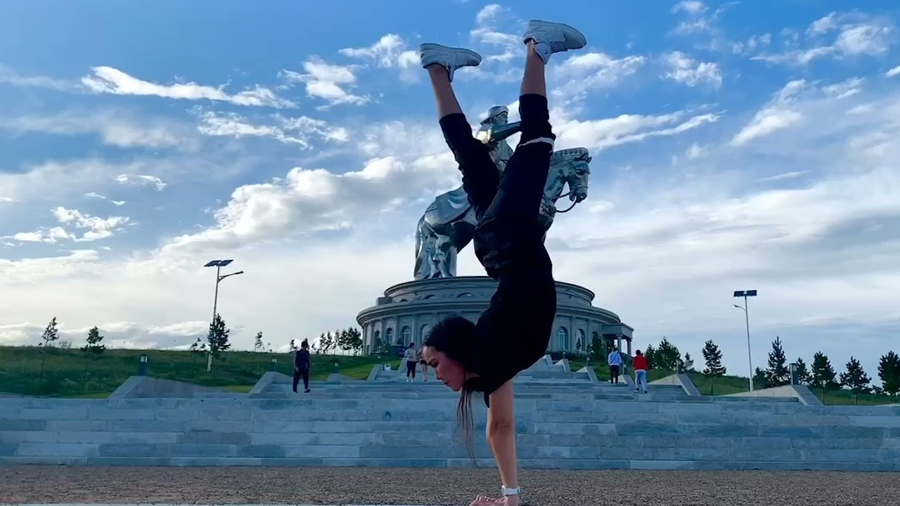 Woman Does Cool Walking in the Air Trick While Doing Handstand ...
