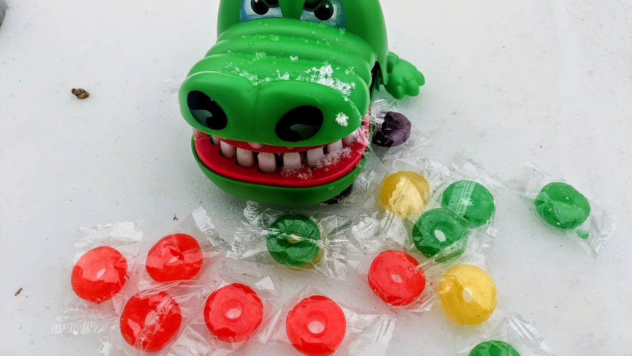 ODDLY SATISFYING/FEEDING CROCO MIXED CANDIES OUTSIDE IN THE SNOW #asmr ...