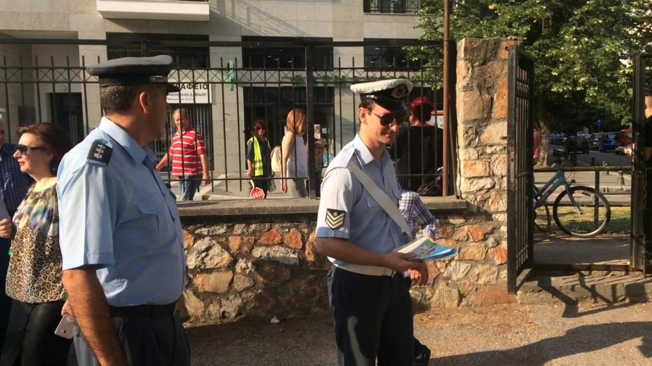 ΜΟΙΡΑΣΑΝ ΦΥΛΛΑΔΙΑ ΓΙΑ ΤΗΝ ΑΣΦΑΛΕΙΑ ΤΩΝ ΜΑΘΗΤΩΝ ΣΤΟΥΣ ΔΡΟΜΟΥΣ, ΟΙ ...