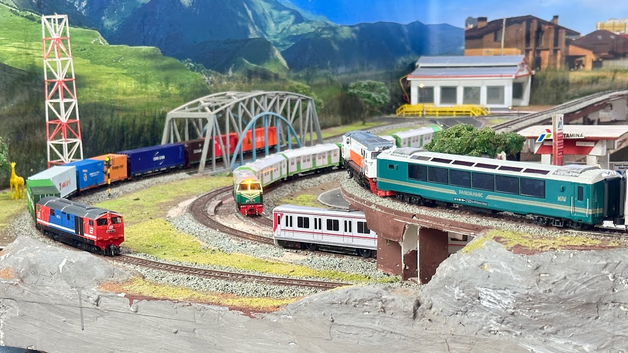 Kereta api KAI Panjang BB306 Vintage anjlok ditabrak oleh kereta CC300 ...