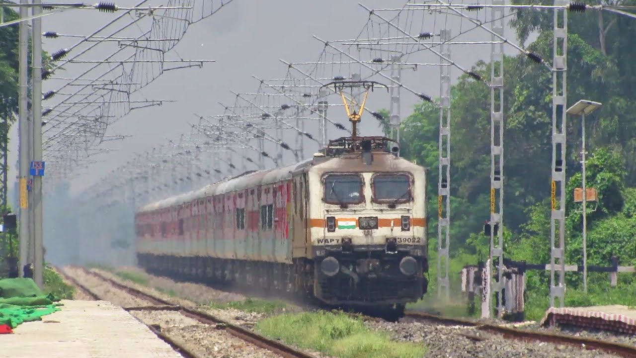 02220 SUHAILDEV SF EXPRESS crossing BASUCHAK !! - YouTube