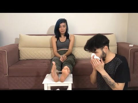 Sevgilisi Mavi Saçlı Türk kızın ayaklarını gıdıklıyor | Blue-Haired Girl Foot Tickling 