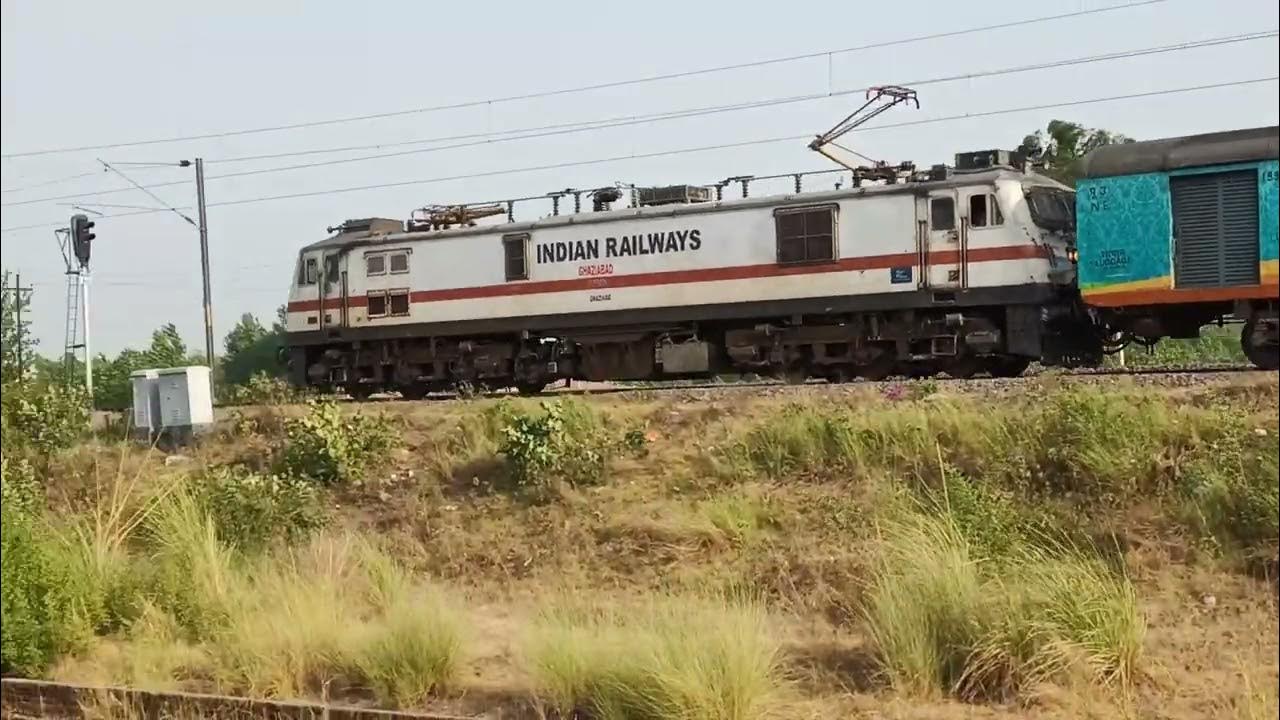 Anand vihar terminal Lucknow Double Decker Exp in high speed 🔥 | Lucknow Double Decker at full ...