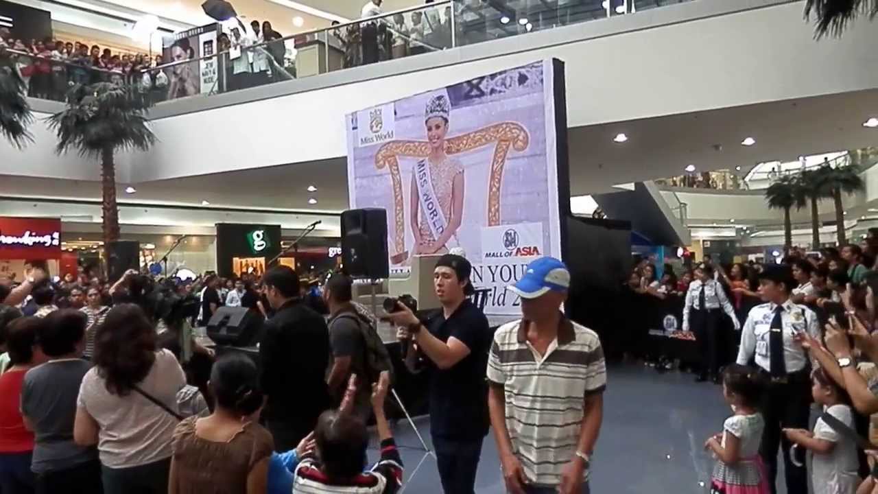 Megan Young Miss World 2013 arrives at SM MOA Main Atrium - YouTube
