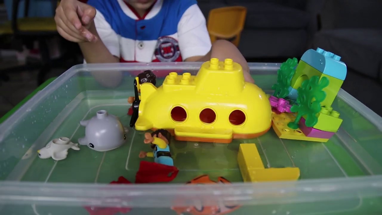 Bermain air dengan Lego Duplo Kapal Selam dan Ikan Paus - YouTube