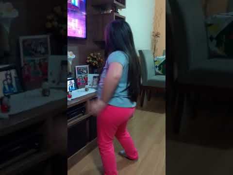 Maria Victória dançando com a dança dos famosos