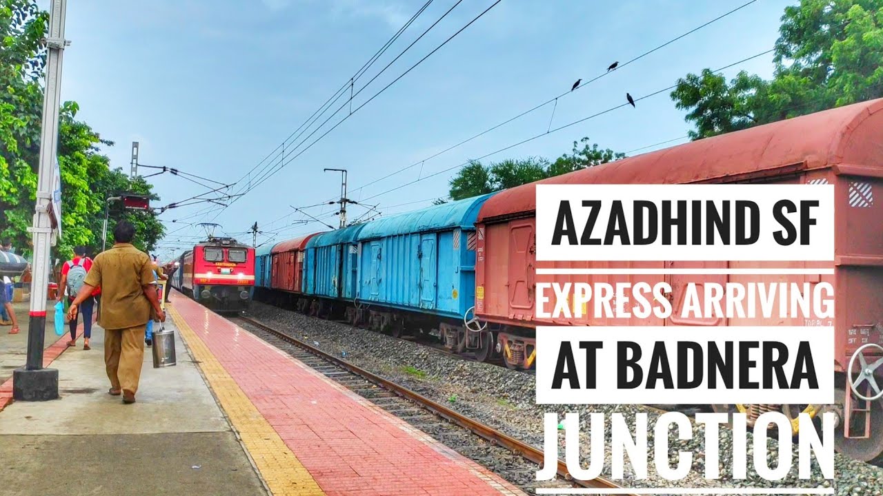 12130 Howrah - Pune Azadhind SF Express arriving at Badnera Junction ...