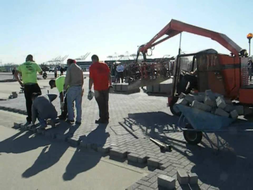 Mob handed machine-laid paving - YouTube