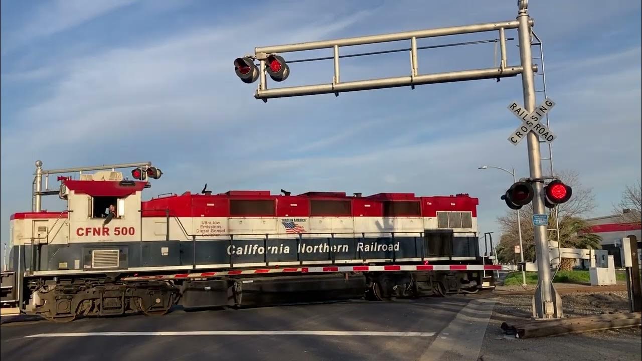CFNR 500 Light power at Curchill downs Avenue railroad crossing Woodland California - YouTube