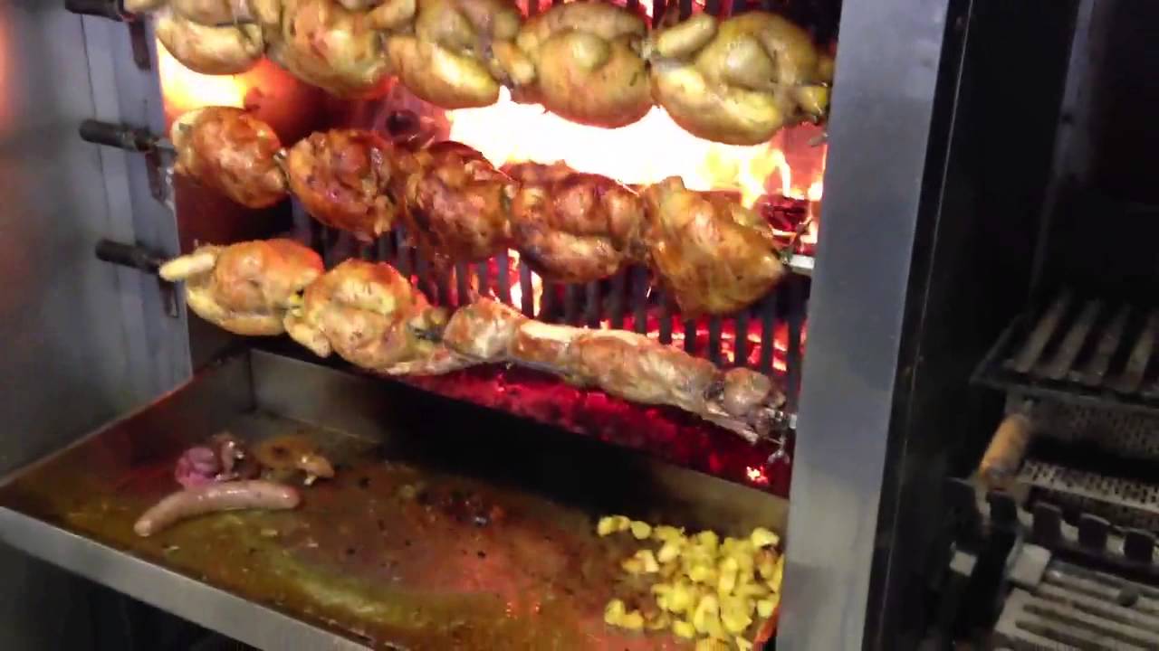 Pollo a l'ast en Blanes hecho al fuego de leña - YouTube