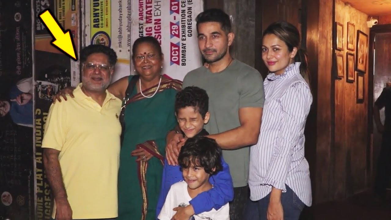 Amrita Arora Spotted With Her Family At Bandra Mumbai - YouTube