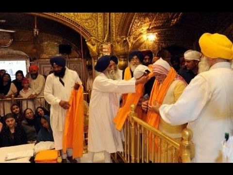 PM Modi offers prayers at Golden Temple, Amritsar - YouTube