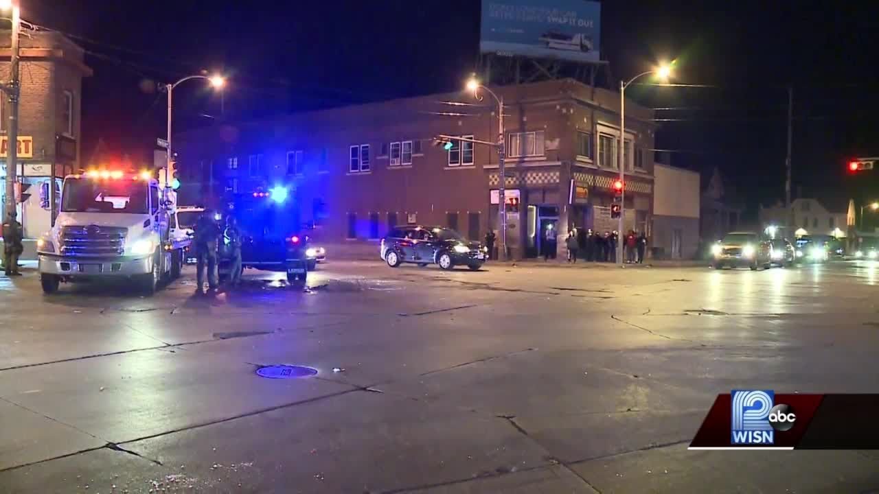 Protesters damage, loot Milwaukee stores - YouTube